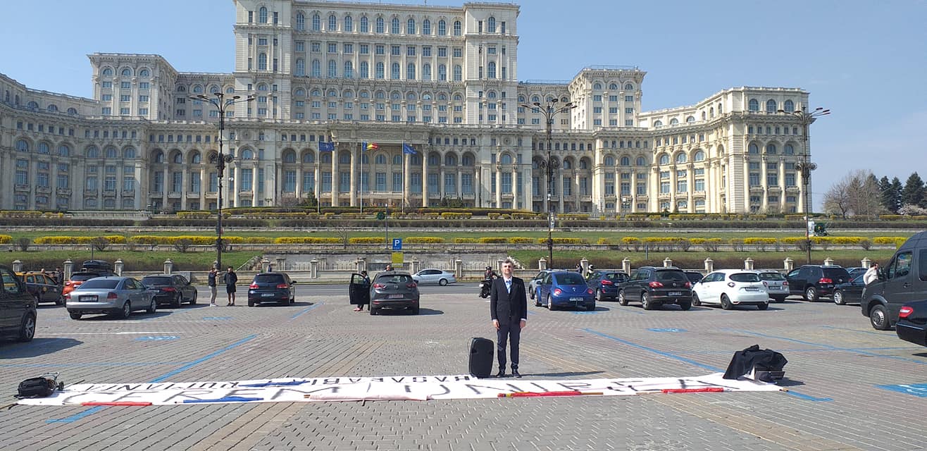 „Unioniștii” l-au lăsat SINGUR, la protestul de Unire de la București ...